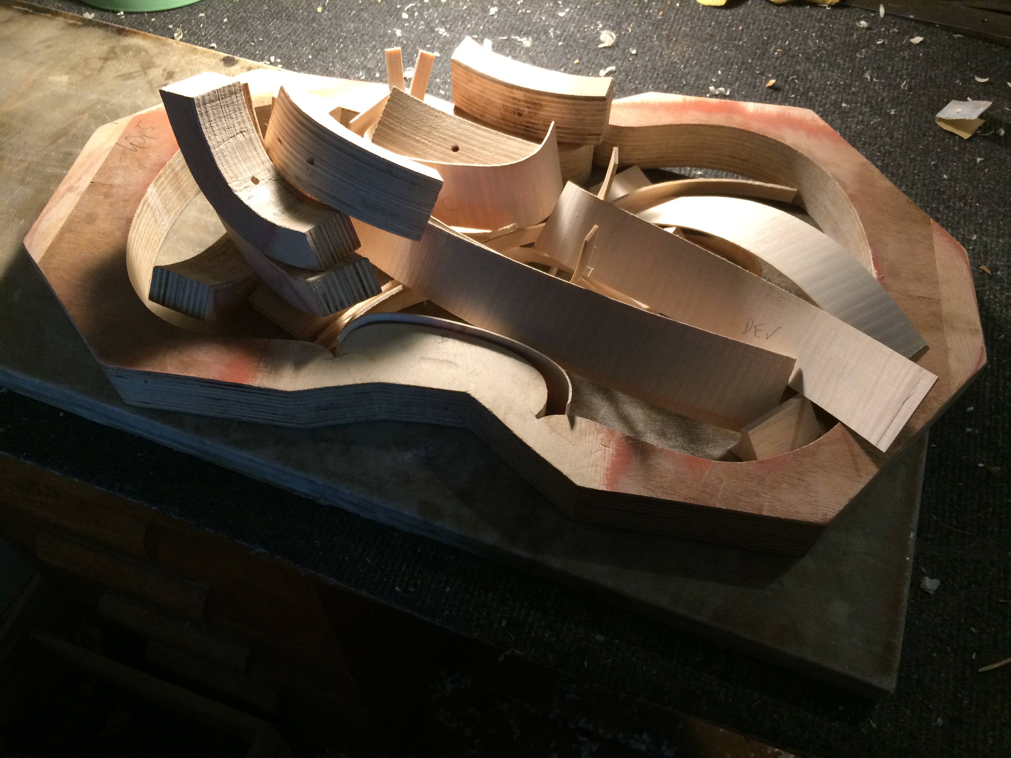 Fabrication de l'alto: le montage des éclisses - Alto - Viola